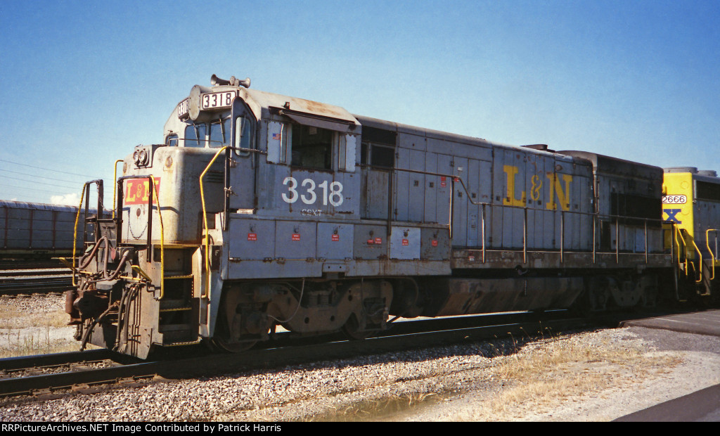 CSX 3318 X-SBD 3318 XX-L&N U23B in the CSX Osborn Yard in Louisville KY Fall 1994